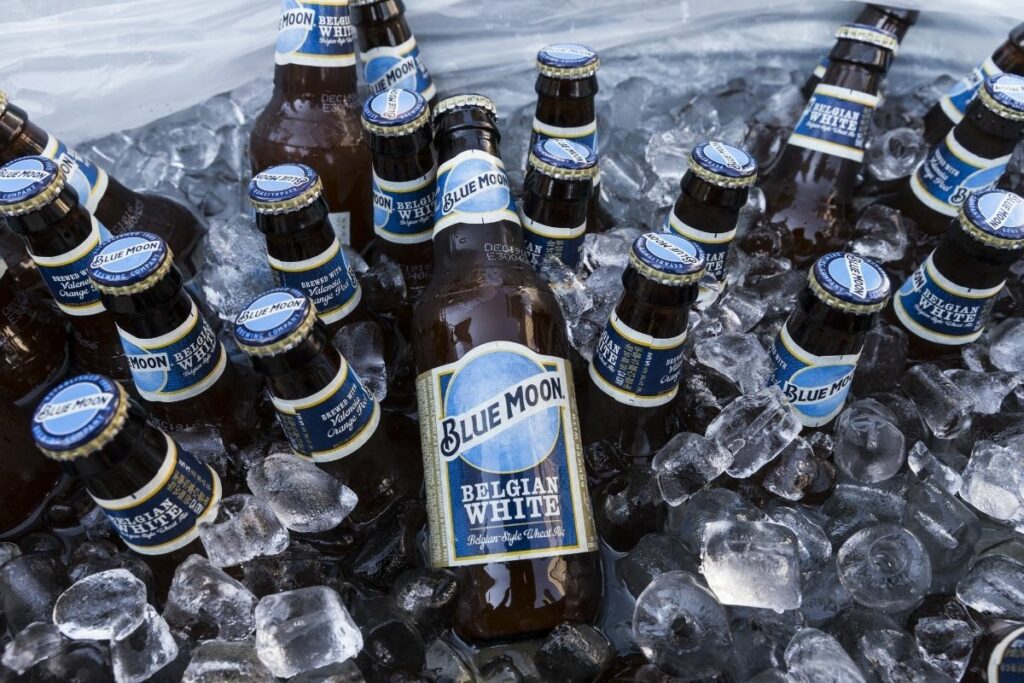 What Does Blue Moon Taste Like? (Recipe, Flavors, And Tasting Notes ...